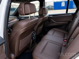 Balts BMW X5 2010 Rīga, ar dzinēja tilpumu 3.00 L un nobraukumu 280 tūkst. km par 12900 €, foto 24 vietnē AUTOMOTO.COM.LV