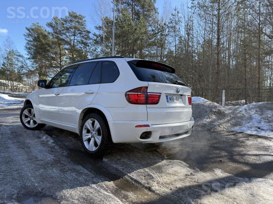 Белый БМВ Х5 2010 в Даугавпилс, объемом двигателя 3.00 л и пробегом 402 тыс. км за 9000 €, фото 4 на AUTOMOTO.COM.LV