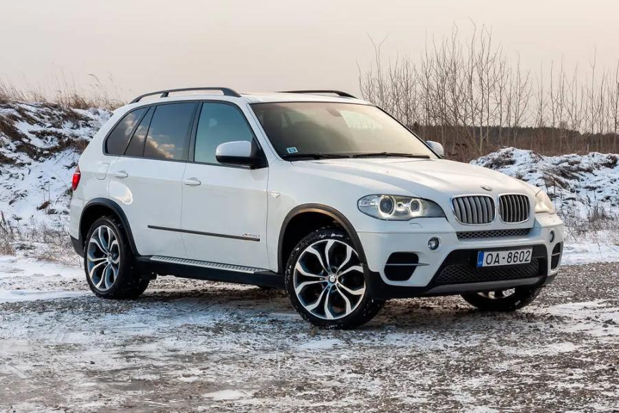 White BMW X5 2010 in Riga, with an engine capacity of 3.00 L and mileage of 260 thousand km for 11995 €, photo 1 on AUTOMOTO.COM.LV