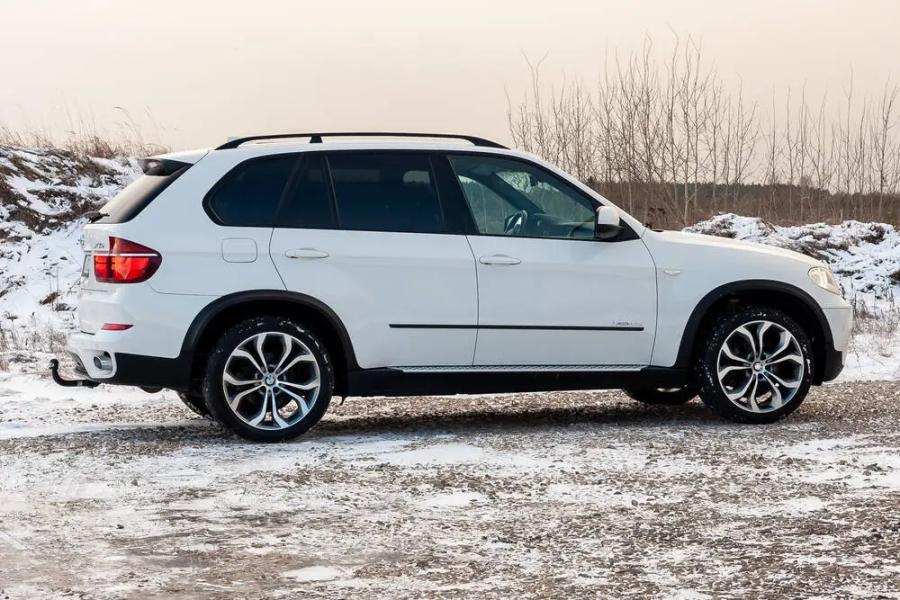 White BMW X5 2010 in Riga, with an engine capacity of 3.00 L and mileage of 260 thousand km for 11995 €, photo 8 on AUTOMOTO.COM.LV