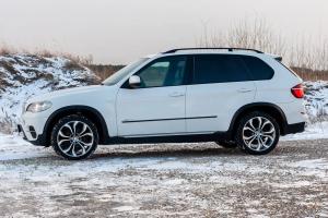 White BMW X5 2010 in Riga, with an engine capacity of 3.00 L and mileage of 260 thousand km for 11995 €, photo 9 on AUTOMOTO.COM.LV