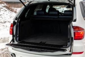 White BMW X5 2010 in Riga, with an engine capacity of 3.00 L and mileage of 260 thousand km for 11995 €, photo 11 on AUTOMOTO.COM.LV