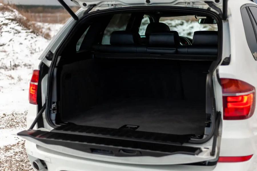 White BMW X5 2010 in Riga, with an engine capacity of 3.00 L and mileage of 260 thousand km for 11995 €, photo 11 on AUTOMOTO.COM.LV