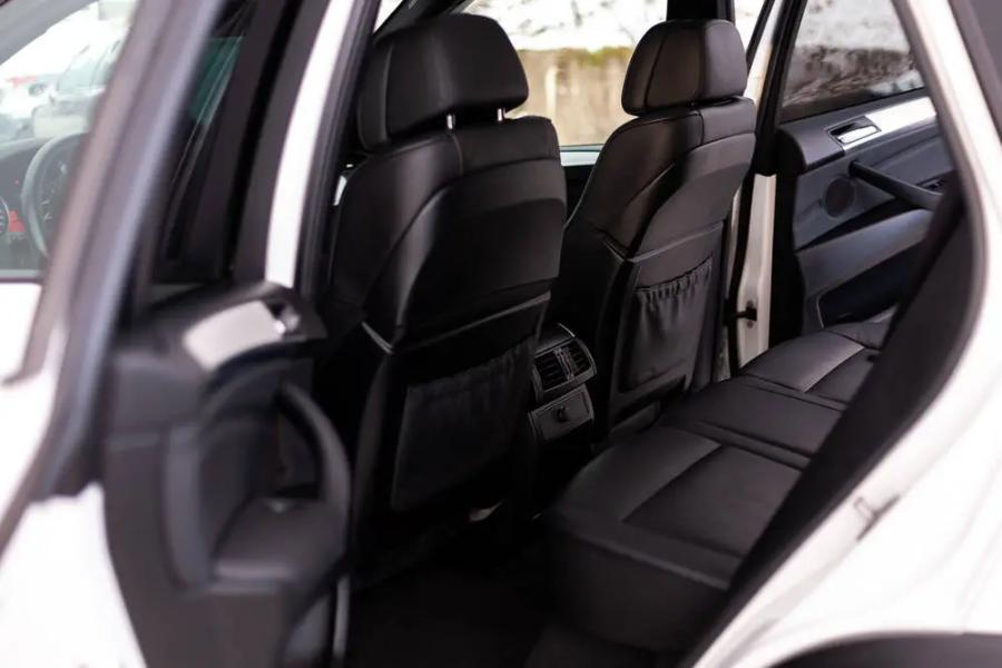 White BMW X5 2010 in Riga, with an engine capacity of 3.00 L and mileage of 260 thousand km for 11995 €, photo 12 on AUTOMOTO.COM.LV
