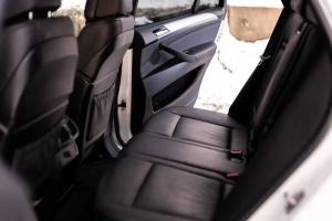 White BMW X5 2010 in Riga, with an engine capacity of 3.00 L and mileage of 260 thousand km for 11995 €, photo 13 on AUTOMOTO.COM.LV