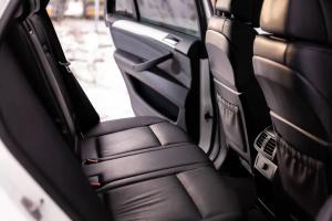 White BMW X5 2010 in Riga, with an engine capacity of 3.00 L and mileage of 260 thousand km for 11995 €, photo 15 on AUTOMOTO.COM.LV