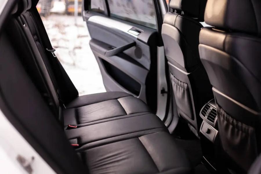 White BMW X5 2010 in Riga, with an engine capacity of 3.00 L and mileage of 260 thousand km for 11995 €, photo 15 on AUTOMOTO.COM.LV