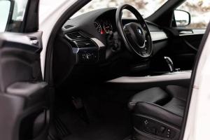 White BMW X5 2010 in Riga, with an engine capacity of 3.00 L and mileage of 260 thousand km for 11995 €, photo 17 on AUTOMOTO.COM.LV
