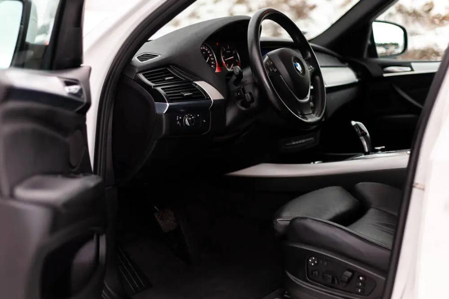 White BMW X5 2010 in Riga, with an engine capacity of 3.00 L and mileage of 260 thousand km for 11995 €, photo 17 on AUTOMOTO.COM.LV