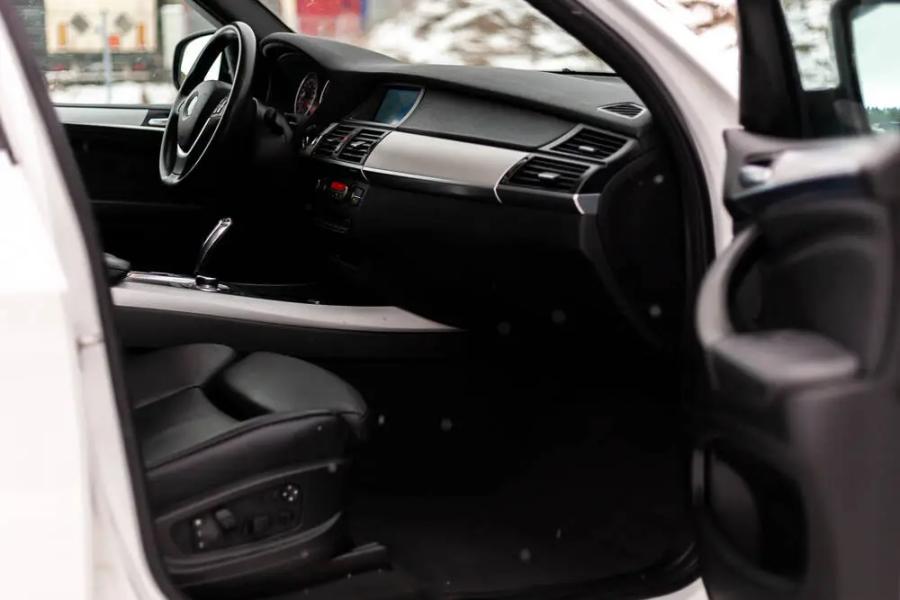 White BMW X5 2010 in Riga, with an engine capacity of 3.00 L and mileage of 260 thousand km for 11995 €, photo 20 on AUTOMOTO.COM.LV