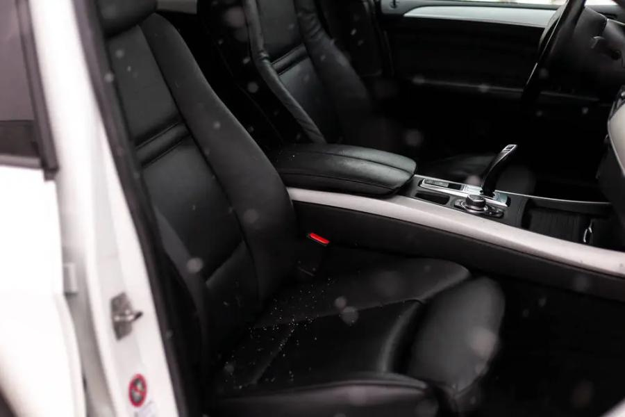 White BMW X5 2010 in Riga, with an engine capacity of 3.00 L and mileage of 260 thousand km for 11995 €, photo 22 on AUTOMOTO.COM.LV
