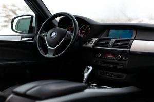 White BMW X5 2010 in Riga, with an engine capacity of 3.00 L and mileage of 260 thousand km for 11995 €, photo 23 on AUTOMOTO.COM.LV