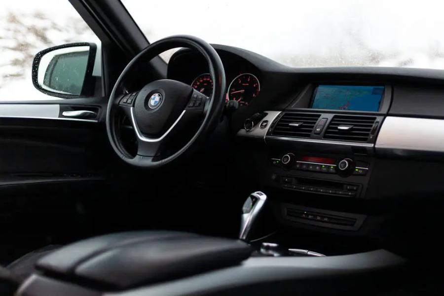 White BMW X5 2010 in Riga, with an engine capacity of 3.00 L and mileage of 260 thousand km for 11995 €, photo 23 on AUTOMOTO.COM.LV