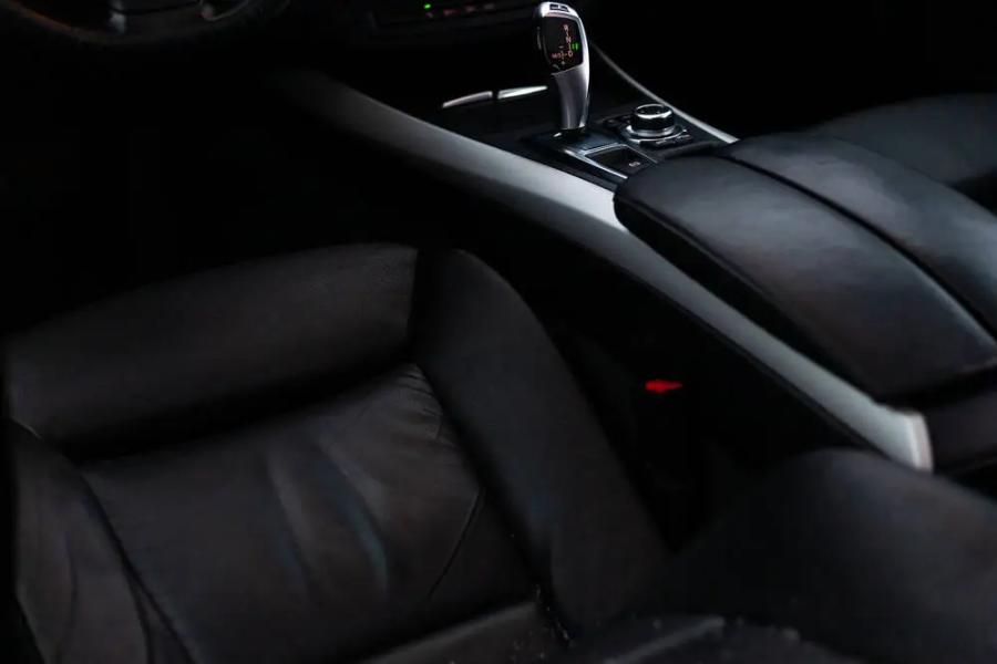 White BMW X5 2010 in Riga, with an engine capacity of 3.00 L and mileage of 260 thousand km for 11995 €, photo 25 on AUTOMOTO.COM.LV