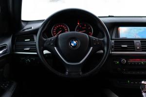 White BMW X5 2010 in Riga, with an engine capacity of 3.00 L and mileage of 260 thousand km for 11995 €, photo 26 on AUTOMOTO.COM.LV