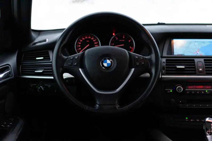 White BMW X5 2010 in Riga, with an engine capacity of 3.00 L and mileage of 260 thousand km for 11995 €, photo 26 on AUTOMOTO.COM.LV