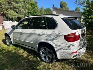 White BMW X5 2010 in Dobele, with an engine capacity of 3.00 L and mileage of 326 thousand km for 5990 €, photo 5 on AUTOMOTO.COM.LV