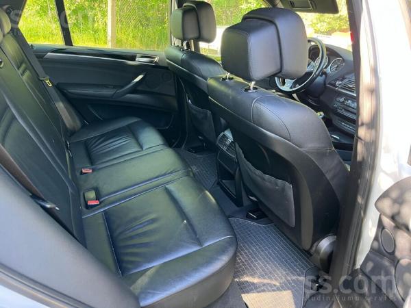 White BMW X5 2010 in Dobele, with an engine capacity of 3.00 L and mileage of 326 thousand km for 5990 €, photo 7 on AUTOMOTO.COM.LV
