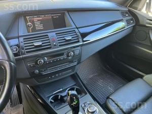 White BMW X5 2010 in Dobele, with an engine capacity of 3.00 L and mileage of 326 thousand km for 5990 €, photo 12 on AUTOMOTO.COM.LV