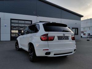 White BMW X5 2010 in Kaunas, with an engine capacity of 3.00 L and mileage of 354 thousand km for 7800 €, photo 9 on AUTOMOTO.COM.LV