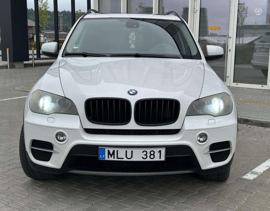 White BMW X5 2010 in Vilnius, with an engine capacity of 3.00 L and mileage of 278 thousand km for 10000 €, photo 3 on AUTOMOTO.COM.LV