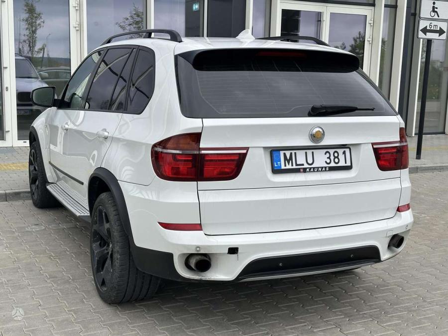 White BMW X5 2010 in Vilnius, with an engine capacity of 3.00 L and mileage of 278 thousand km for 10000 €, photo 5 on AUTOMOTO.COM.LV