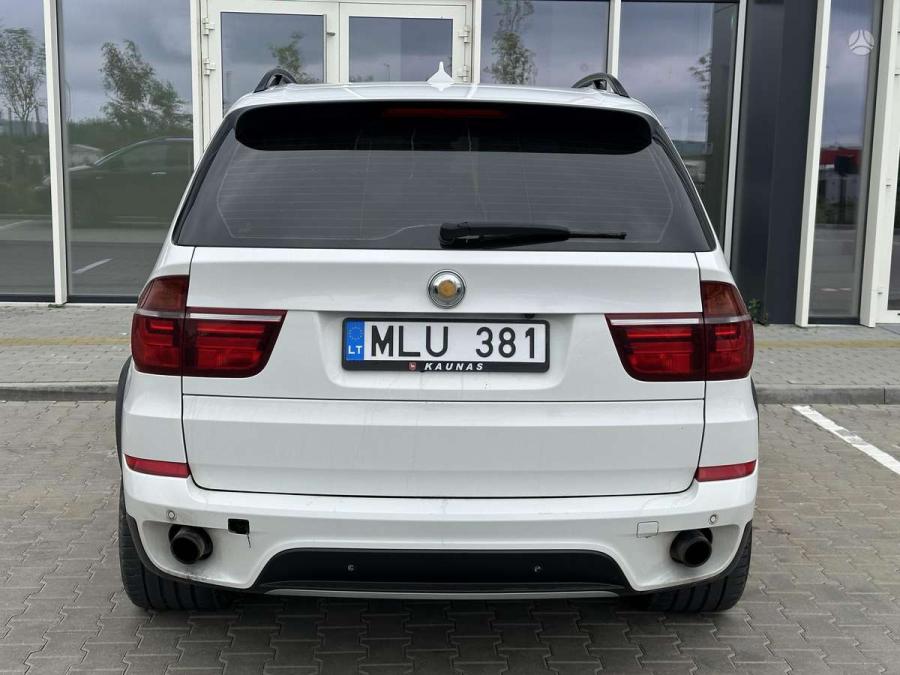 White BMW X5 2010 in Vilnius, with an engine capacity of 3.00 L and mileage of 278 thousand km for 10000 €, photo 6 on AUTOMOTO.COM.LV