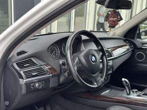 White BMW X5 2010 in Vilnius, with an engine capacity of 3.00 L and mileage of 278 thousand km for 10000 €, photo 9 on AUTOMOTO.COM.LV