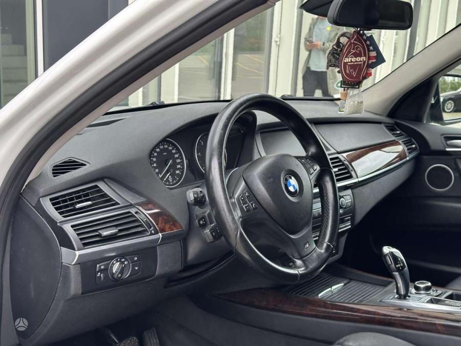 White BMW X5 2010 in Vilnius, with an engine capacity of 3.00 L and mileage of 278 thousand km for 10000 €, photo 9 on AUTOMOTO.COM.LV