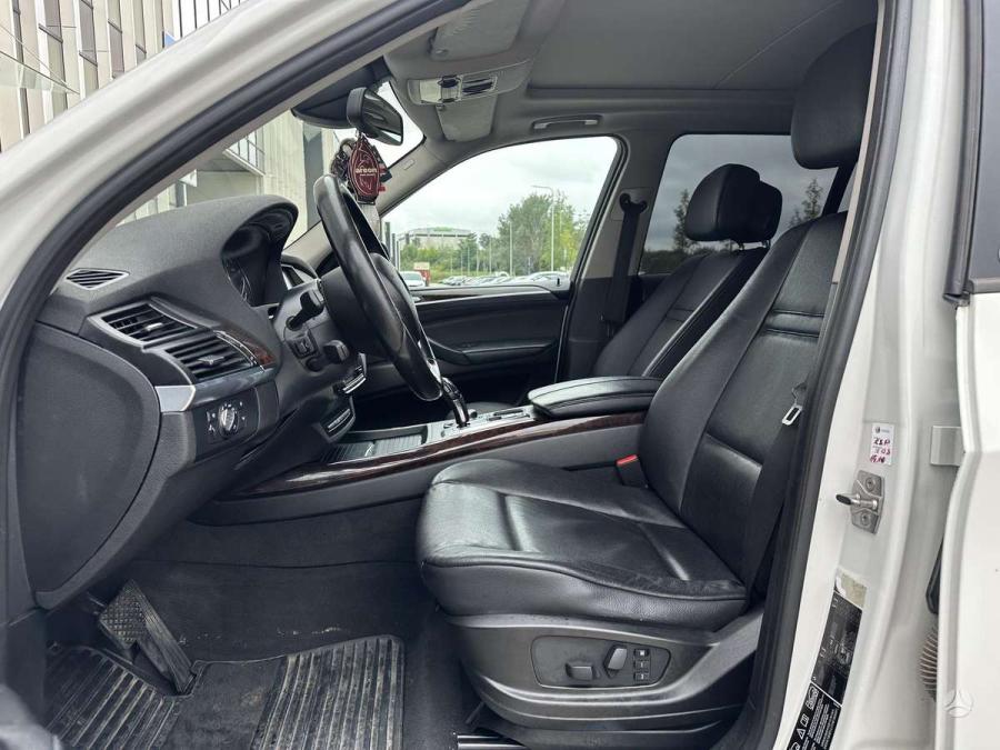 White BMW X5 2010 in Vilnius, with an engine capacity of 3.00 L and mileage of 278 thousand km for 10000 €, photo 10 on AUTOMOTO.COM.LV