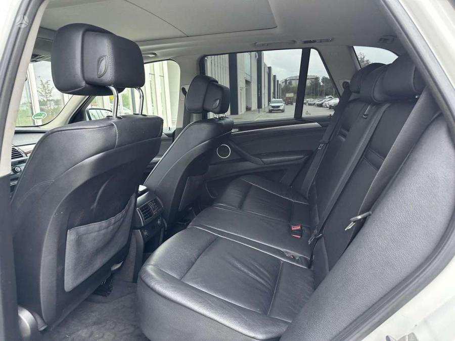White BMW X5 2010 in Vilnius, with an engine capacity of 3.00 L and mileage of 278 thousand km for 10000 €, photo 11 on AUTOMOTO.COM.LV
