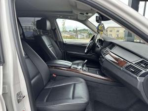 White BMW X5 2010 in Vilnius, with an engine capacity of 3.00 L and mileage of 278 thousand km for 10000 €, photo 13 on AUTOMOTO.COM.LV