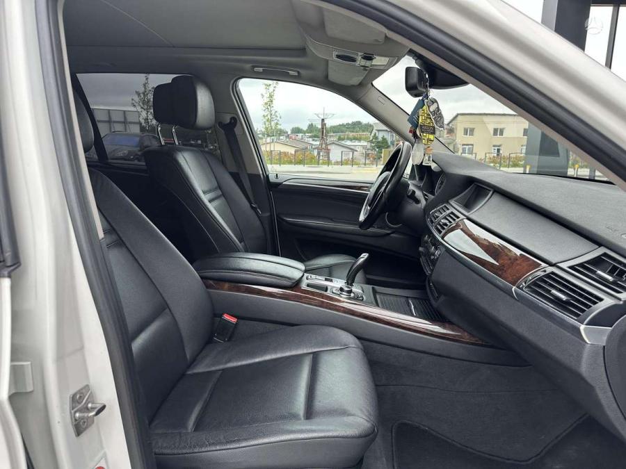 White BMW X5 2010 in Vilnius, with an engine capacity of 3.00 L and mileage of 278 thousand km for 10000 €, photo 13 on AUTOMOTO.COM.LV