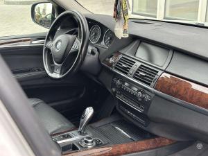 White BMW X5 2010 in Vilnius, with an engine capacity of 3.00 L and mileage of 278 thousand km for 10000 €, photo 14 on AUTOMOTO.COM.LV