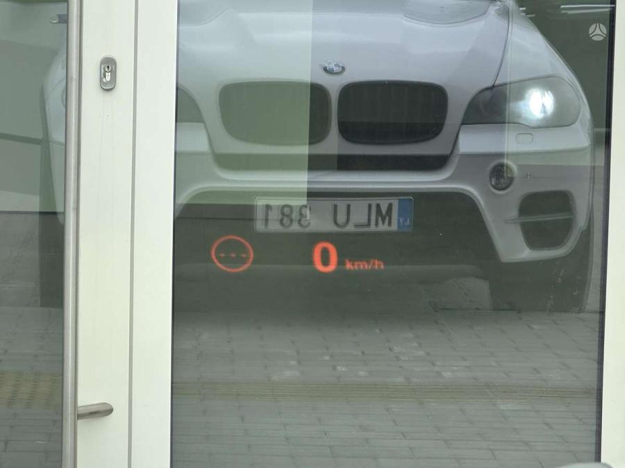 White BMW X5 2010 in Vilnius, with an engine capacity of 3.00 L and mileage of 278 thousand km for 10000 €, photo 18 on AUTOMOTO.COM.LV
