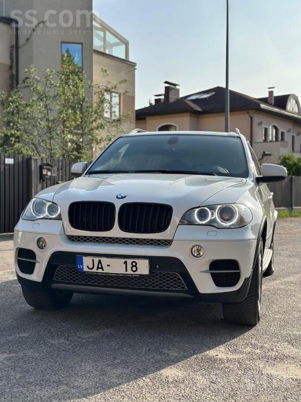 White BMW X5 2010 in Jelgava, with an engine capacity of 3.00 L and mileage of 265 thousand km for 10999 €, photo 1 on AUTOMOTO.COM.LV