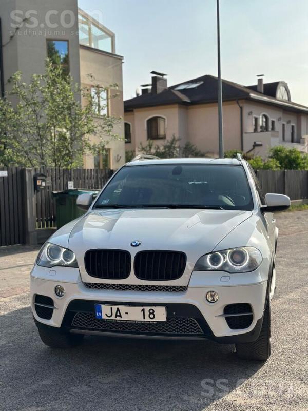 White BMW X5 2010 in Jelgava, with an engine capacity of 3.00 L and mileage of 265 thousand km for 10999 €, photo 3 on AUTOMOTO.COM.LV