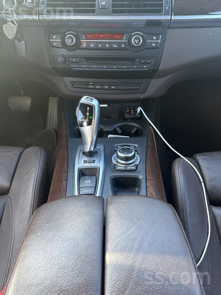 Balts BMW X5 2010 Rīga, ar dzinēja tilpumu 3.00 L un nobraukumu 285 tūkst. km par 10500 €, foto 21 vietnē AUTOMOTO.COM.LV