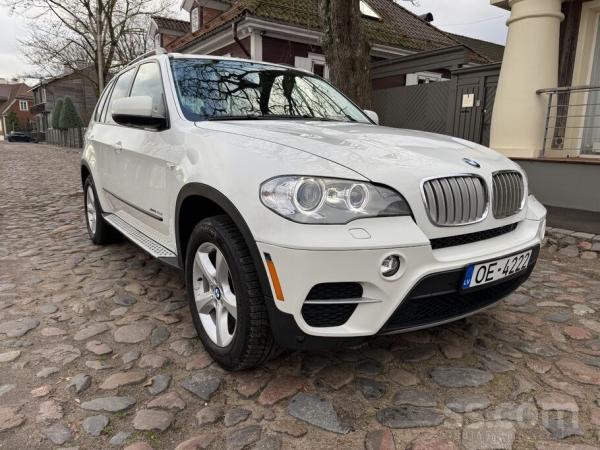 White BMW X5 2011 in Riga, with an engine capacity of 3.00 L and mileage of 293 thousand km for 10900 €, photo 2 on AUTOMOTO.COM.LV