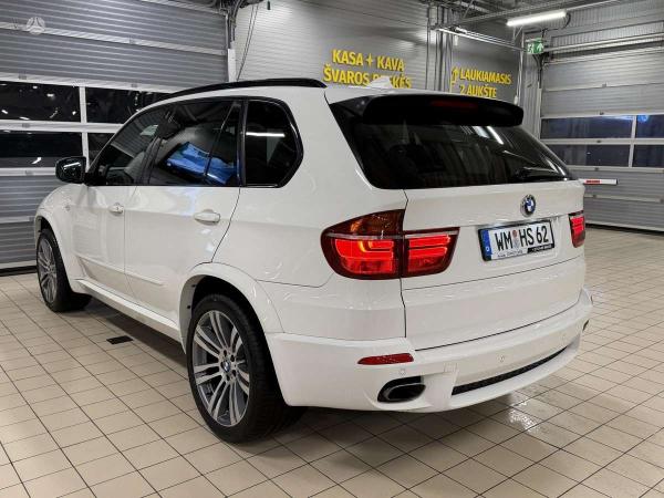 White BMW X5 2011 in Vilnius, with an engine capacity of 2.99 L and mileage of 261 thousand km for 11200 €, photo 2 on AUTOMOTO.COM.LV