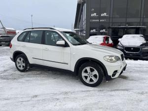 White BMW X5 2011 in Taurage, with an engine capacity of 3.00 L and mileage of 320 thousand km for 8900 €, photo  on AUTOMOTO.COM.LV