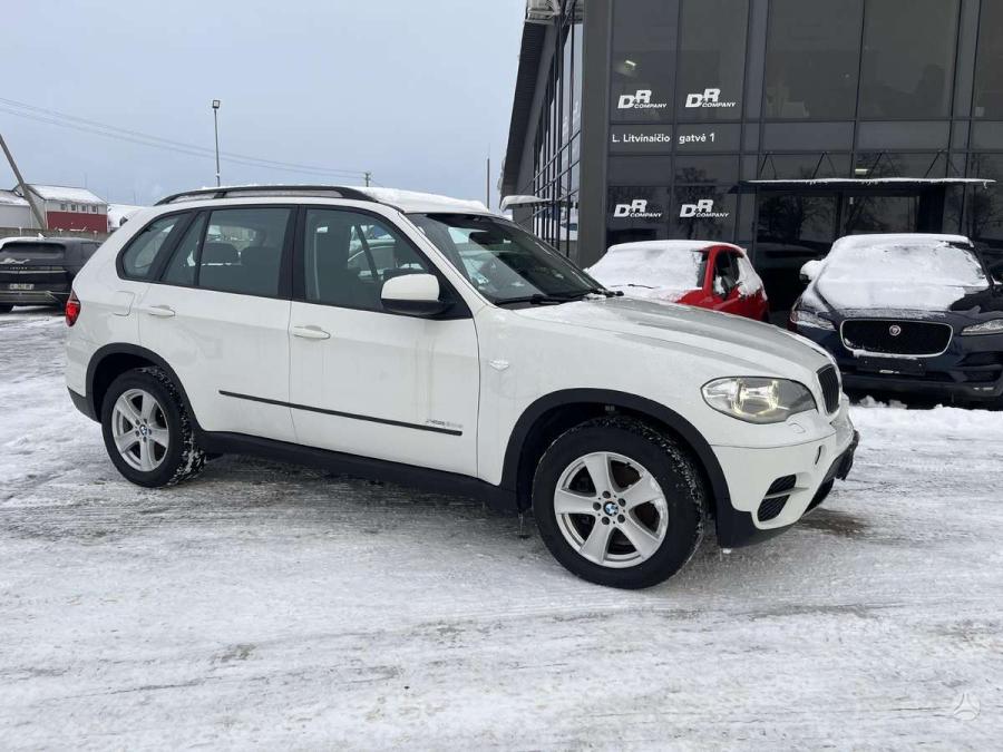 White BMW X5 2011 in Taurage, with an engine capacity of 3.00 L and mileage of 320 thousand km for 8900 €, photo 1 on AUTOMOTO.COM.LV
