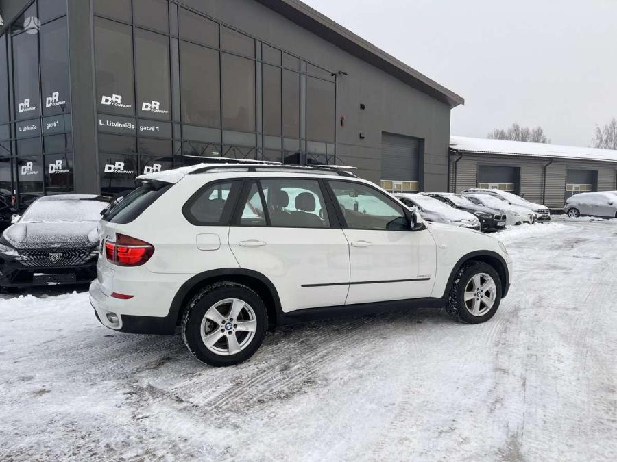 White BMW X5 2011 in Taurage, with an engine capacity of 3.00 L and mileage of 320 thousand km for 8900 €, photo 3 on AUTOMOTO.COM.LV