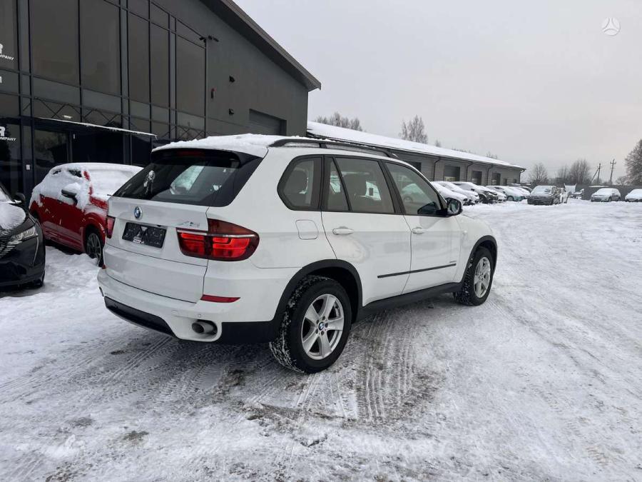 White BMW X5 2011 in Taurage, with an engine capacity of 3.00 L and mileage of 320 thousand km for 8900 €, photo 4 on AUTOMOTO.COM.LV