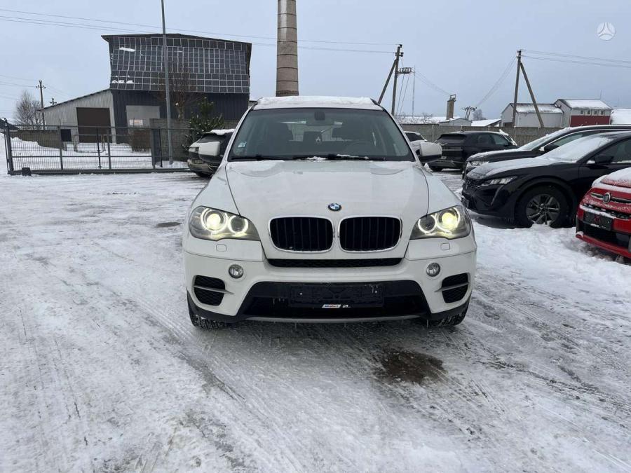 White BMW X5 2011 in Taurage, with an engine capacity of 3.00 L and mileage of 320 thousand km for 8900 €, photo 6 on AUTOMOTO.COM.LV