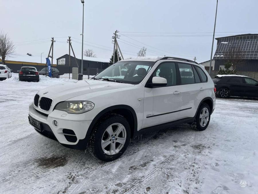White BMW X5 2011 in Taurage, with an engine capacity of 3.00 L and mileage of 320 thousand km for 8900 €, photo 7 on AUTOMOTO.COM.LV