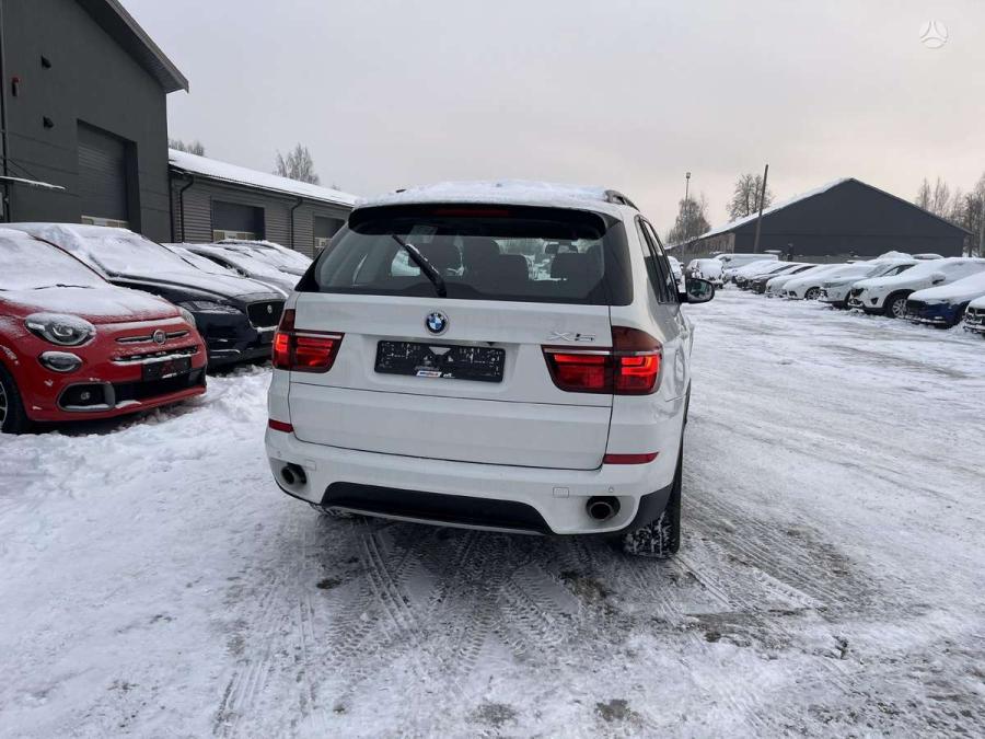 White BMW X5 2011 in Taurage, with an engine capacity of 3.00 L and mileage of 320 thousand km for 8900 €, photo 8 on AUTOMOTO.COM.LV