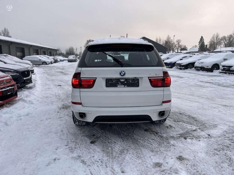 White BMW X5 2011 in Taurage, with an engine capacity of 3.00 L and mileage of 320 thousand km for 8900 €, photo 9 on AUTOMOTO.COM.LV