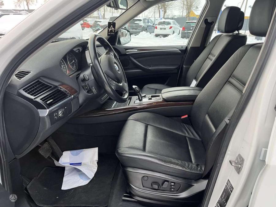 White BMW X5 2011 in Taurage, with an engine capacity of 3.00 L and mileage of 320 thousand km for 8900 €, photo 12 on AUTOMOTO.COM.LV