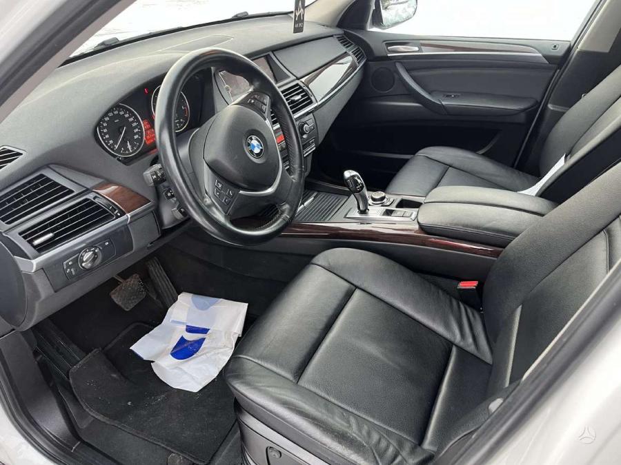 White BMW X5 2011 in Taurage, with an engine capacity of 3.00 L and mileage of 320 thousand km for 8900 €, photo 14 on AUTOMOTO.COM.LV